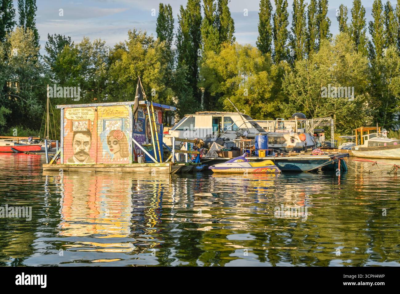 Boote ankern in der Rummelsburger Bucht, Spree, Berlin, Deutschland *** Boats anchored in the ...