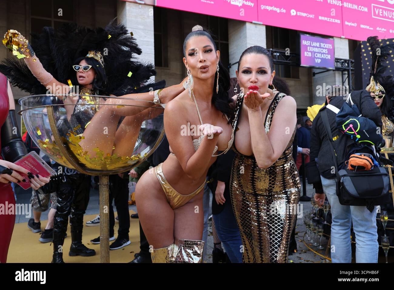 Micaela Schäfer und Djamila Rowe auf der 28. Venus Berlin 2025 in den Messehallen unter dem ...