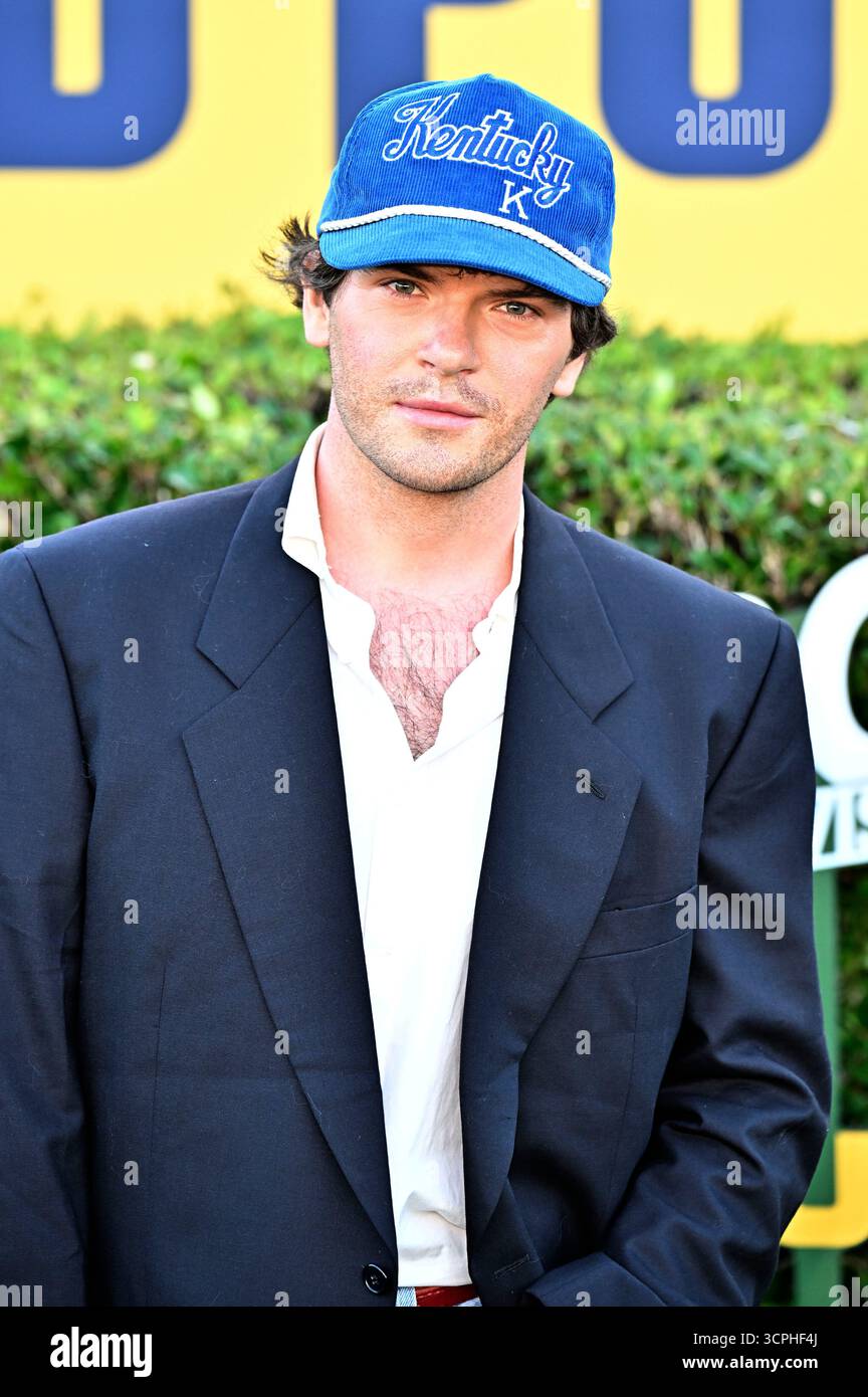 Colton Ryan bei der Premiere der Hulu-Serie 'Chad Powers' im Rose Bowl ...