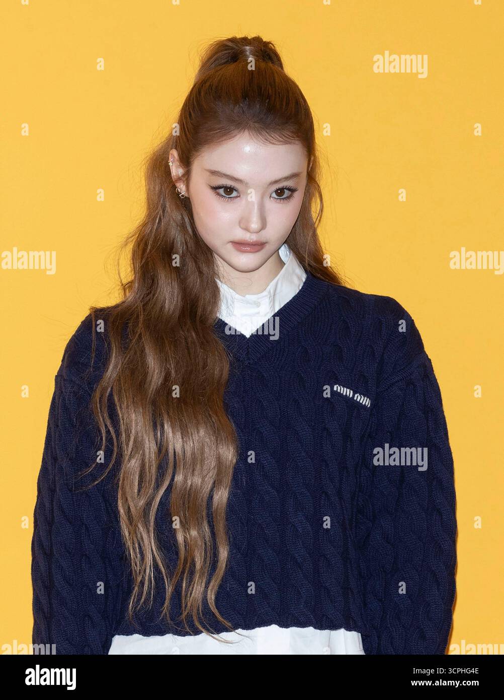 Young girl hi-res stock photography and images - Alamy