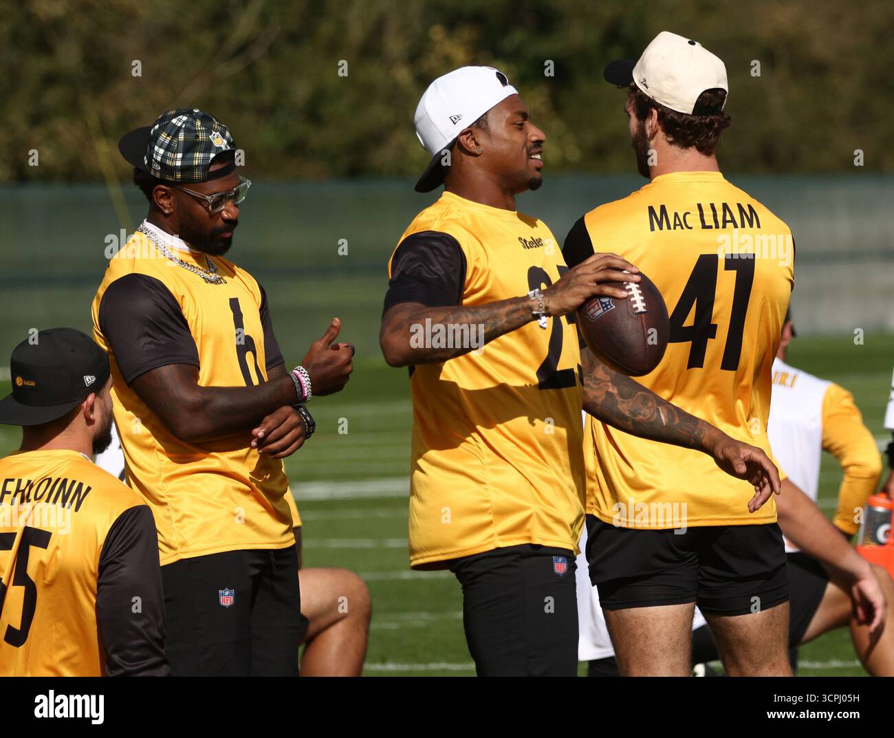 Pittsburgh Steelers safety Deshon Elliott (25) warms up during NFL ...