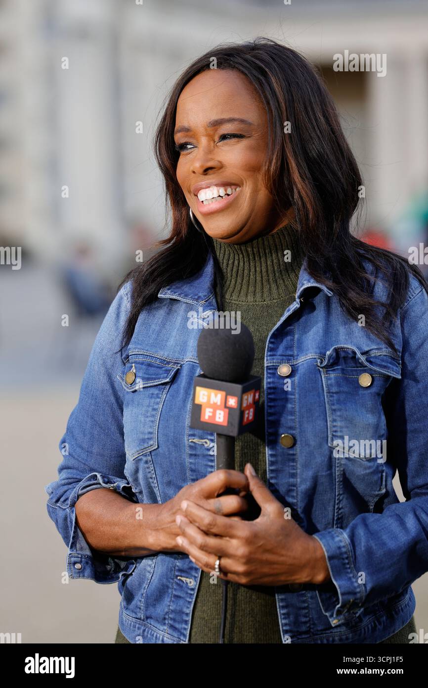 Pam Oliver smiles on the set of Good Morning Football at the Carton ...