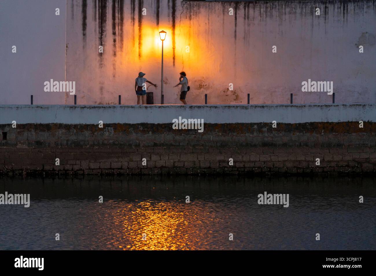 Abends in der Altstadt, am GilÄo Fluss, Tavira, an der Algarve ...