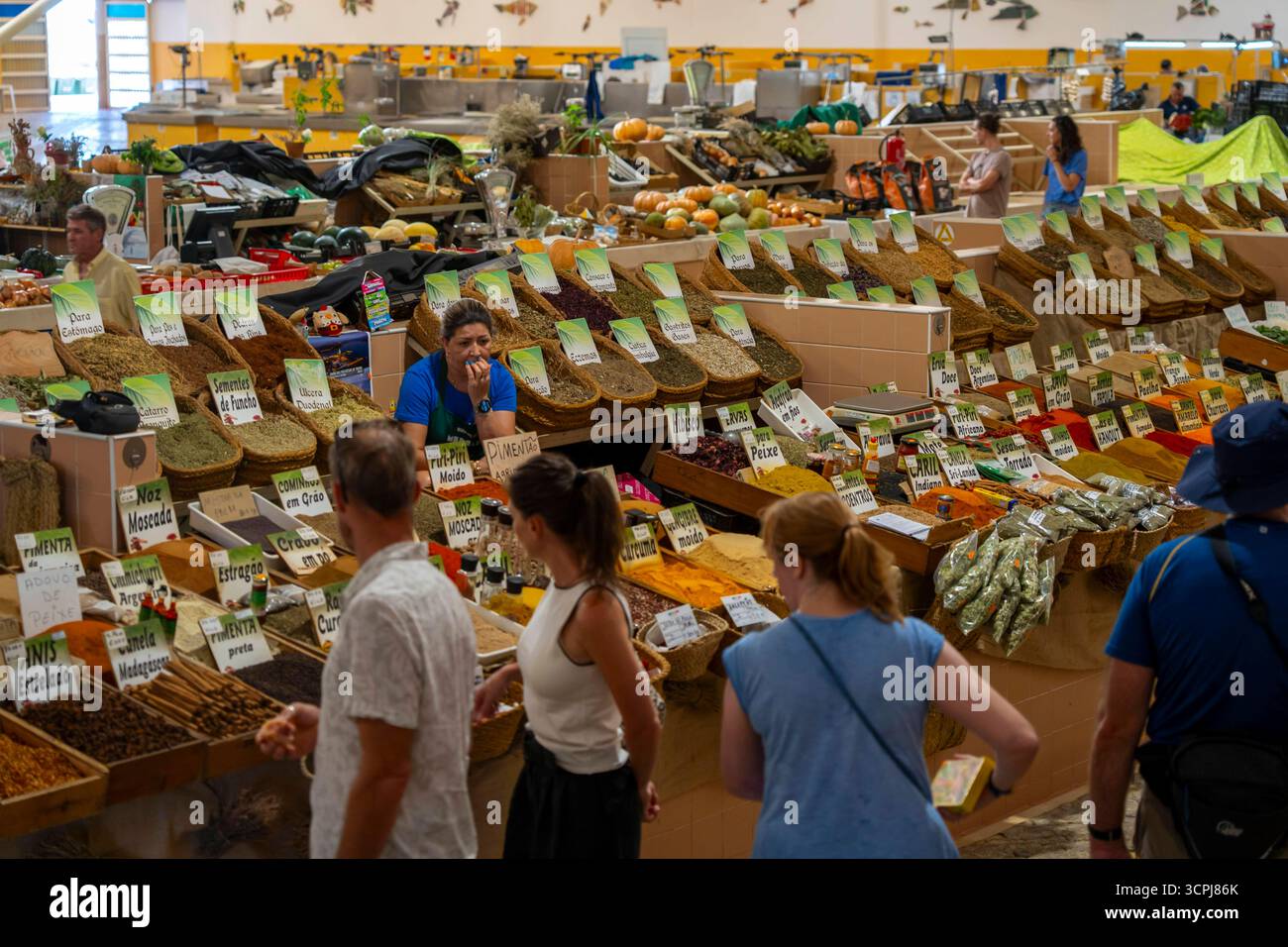 Die Städtische Markhalle Mercado Municipal de Tavira, Markstände aller ...
