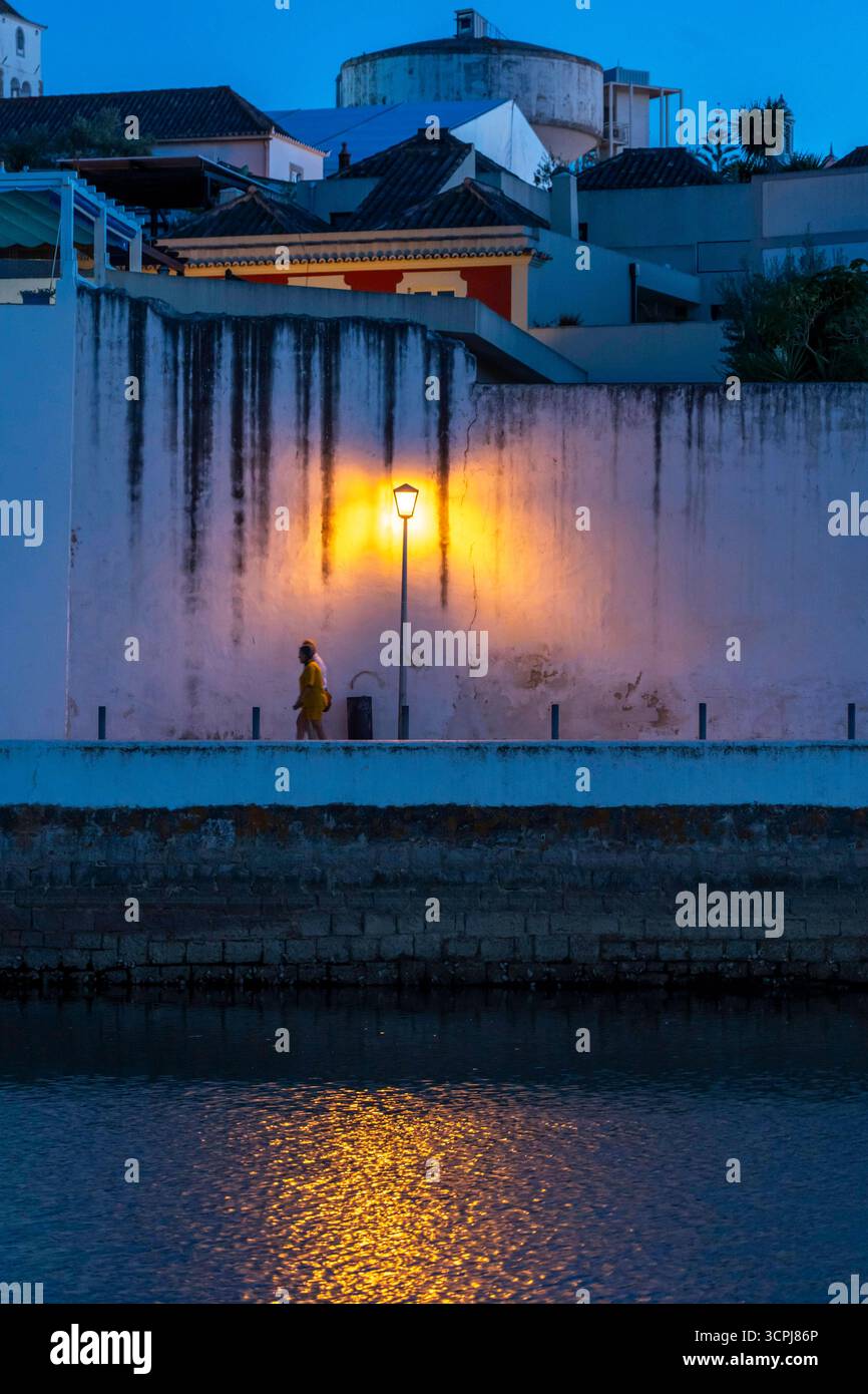 Abends in der Altstadt, am GilÄo Fluss, Tavira, an der Algarve ...