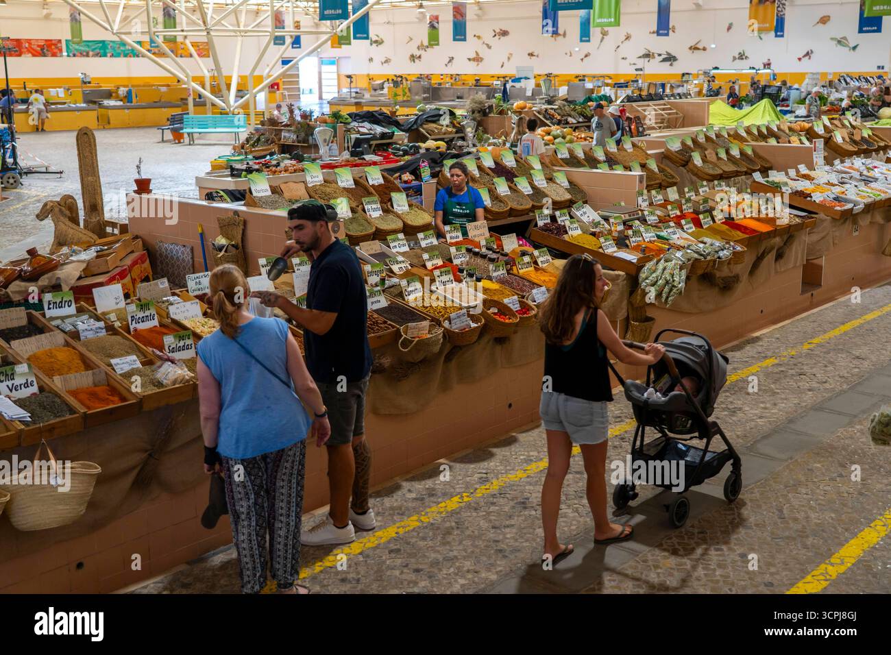 Die Städtische Markhalle Mercado Municipal de Tavira, Markstände aller ...