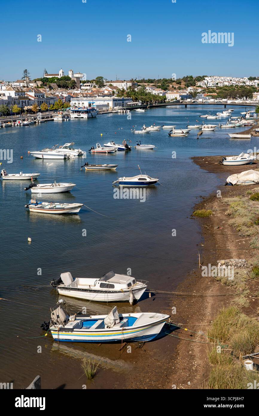 Die Altstadt von Tavira, am GilÄo Fluss, Boote, Fischerboote, an der ...