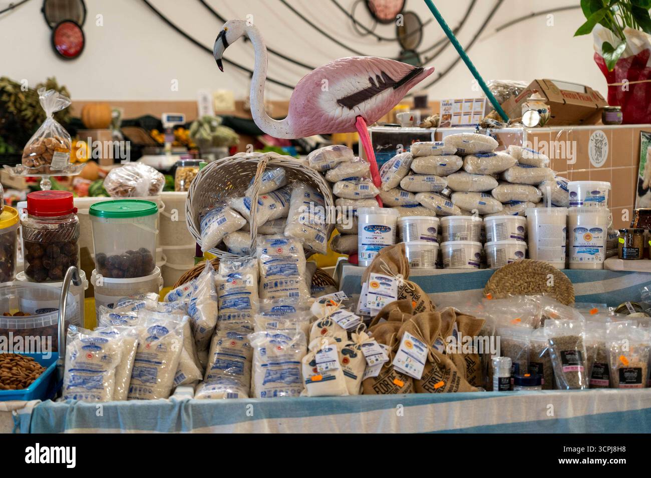 Die Städtische Markhalle Mercado Municipal de Tavira, Markstände aller ...