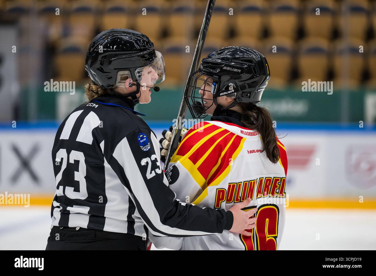 250926 Brynäs Maude Poulin-Labelle i samtal med domaren under ...