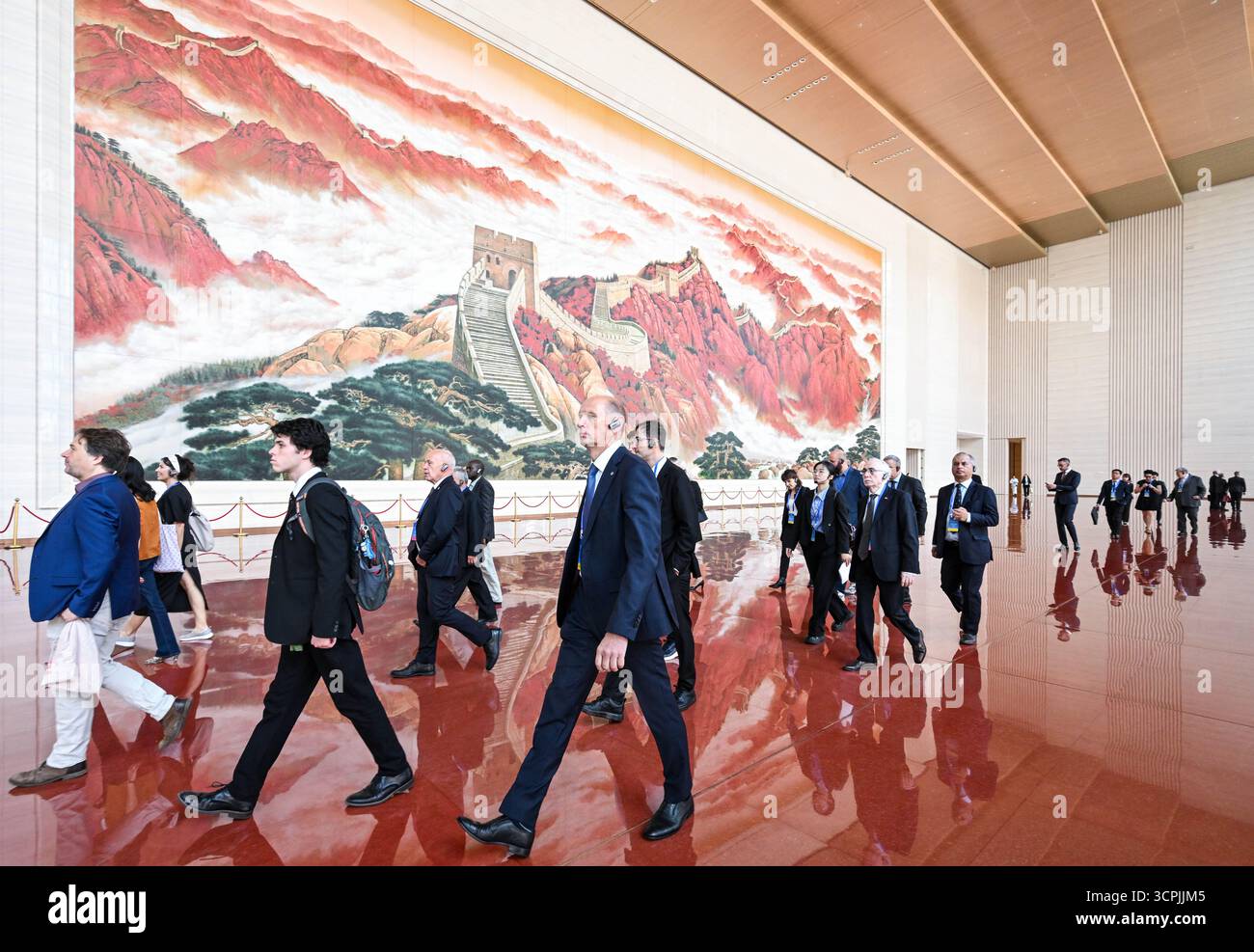 (250926) -- BEIJING, Sept. 26, 2025 (Xinhua) -- Delegates visit the ...