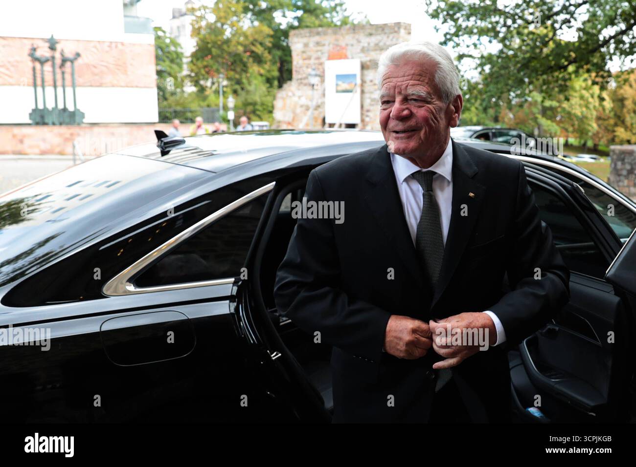 Bundespräsident a.D. Dr. Joachim Gauck steigt aus seinem Dienstwagen ...