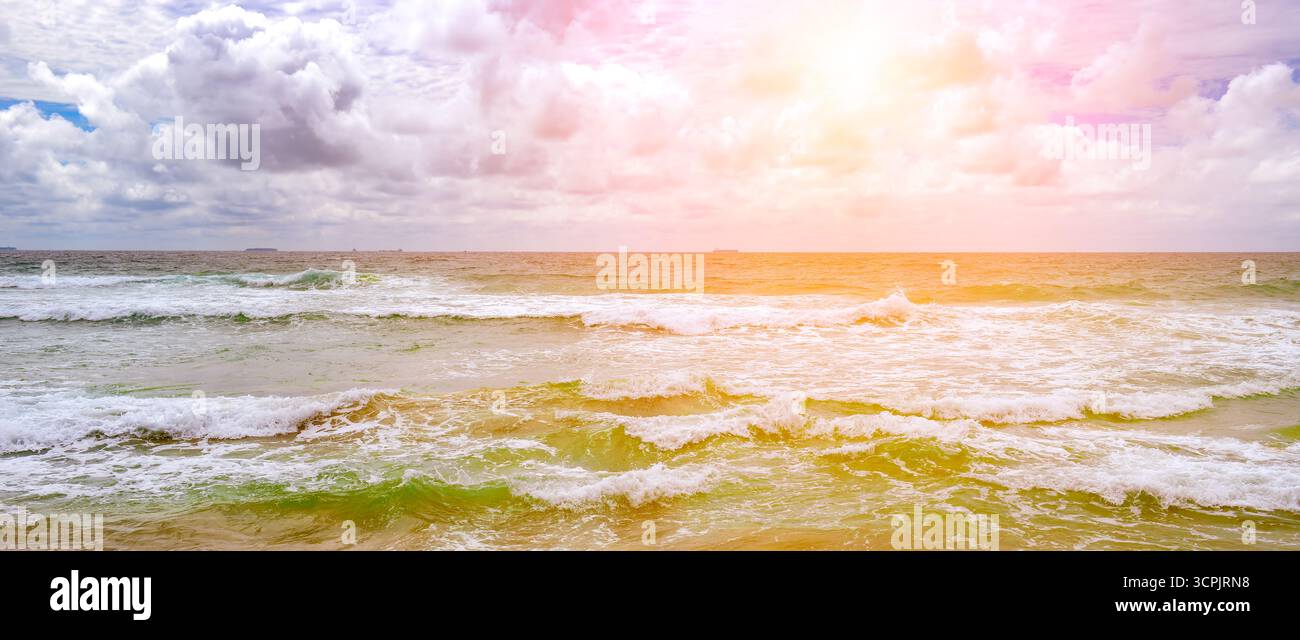 Ocean sunset sun rays bright hi-res stock photography and images - Alamy