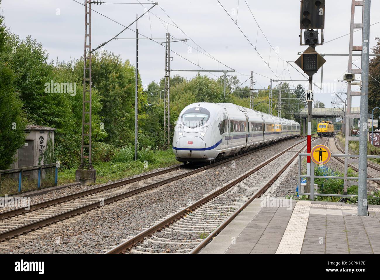Eisenbahnverkehr in Bünde. Schneller als geplant: ICE 3neo zwischen ...