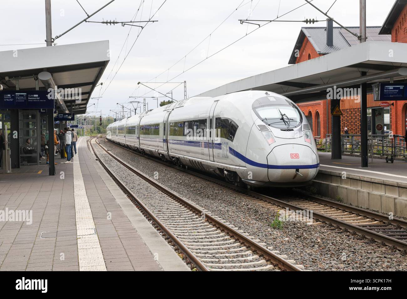 Eisenbahnverkehr in Bünde. Schneller als geplant: ICE 3neo zwischen ...