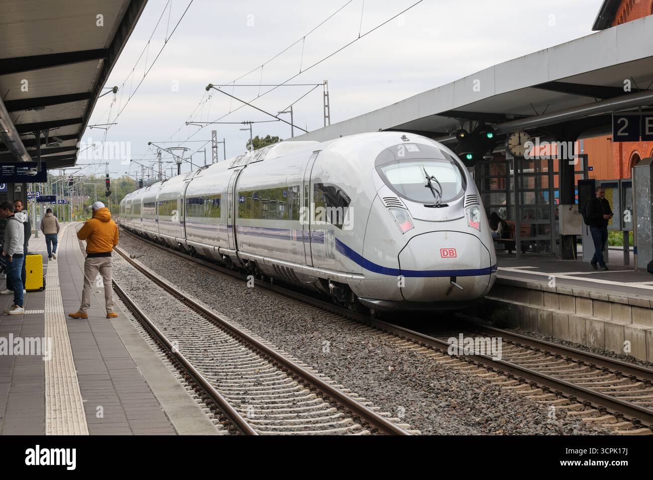 Eisenbahnverkehr in Bünde. Schneller als geplant: ICE 3neo zwischen ...