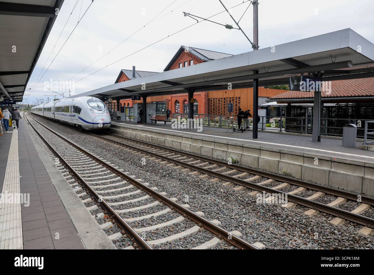 Eisenbahnverkehr in Bünde. Schneller als geplant: ICE 3neo zwischen ...