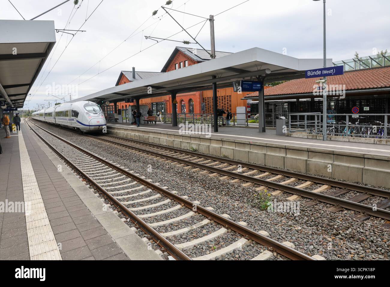 Eisenbahnverkehr in Bünde. Schneller als geplant: ICE 3neo zwischen ...