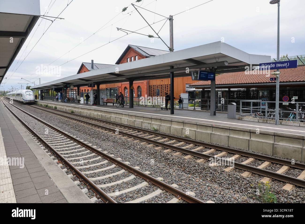 Eisenbahnverkehr in Bünde. Schneller als geplant: ICE 3neo zwischen ...