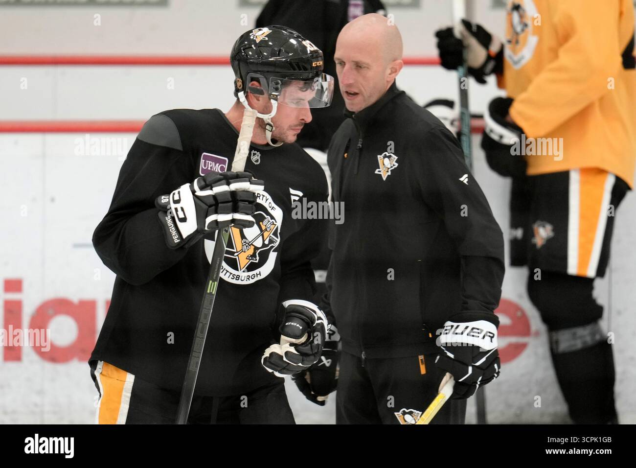 Pittsburgh Penguins head coach Dan Muse, right, talks with Sidney ...