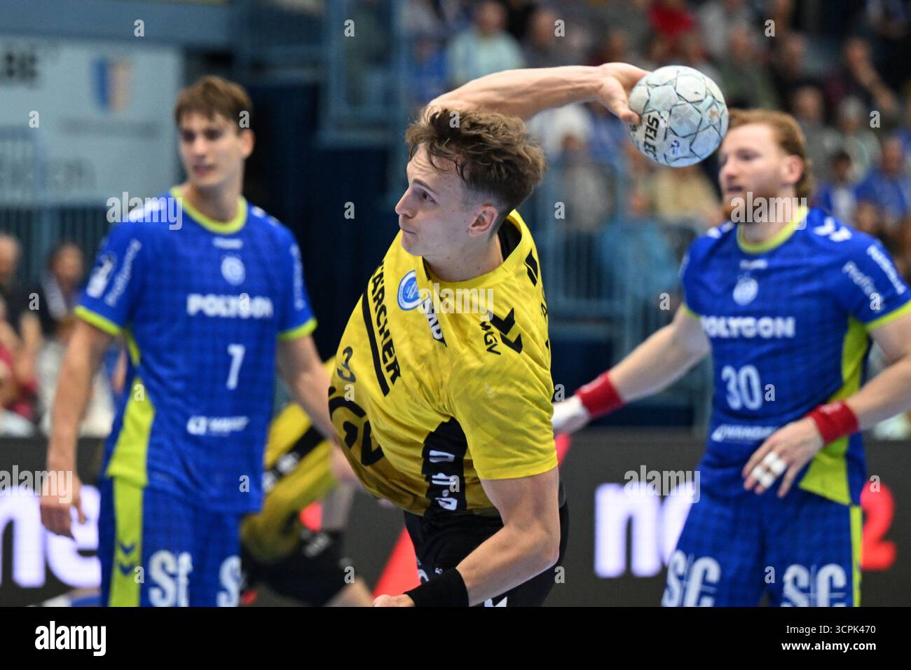 Max Haefner (TVB Stuttgart 3) beim Wurf GER, VfL Gummersbach vs. TVB ...