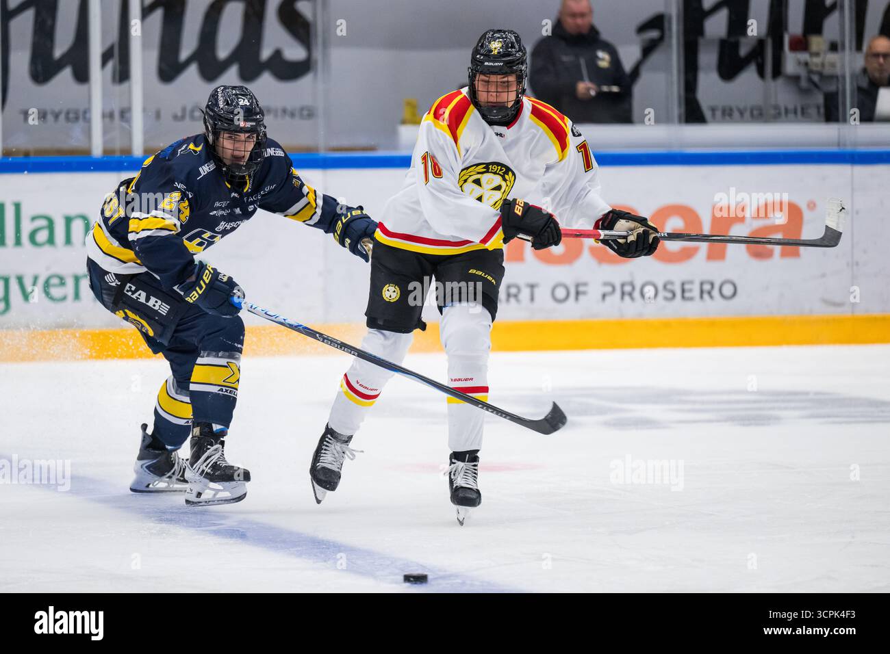 250926 HV71s Adriana Van De Leest och Brynäs Jenniina Nylund under ...
