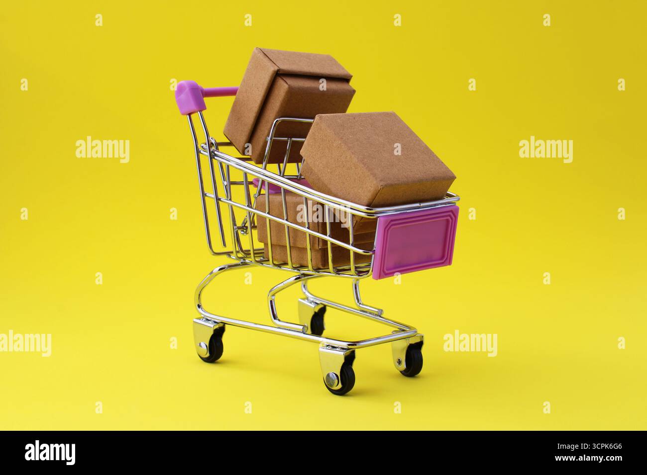 Shopping cart cardboard boxes hi-res stock photography and images - Alamy