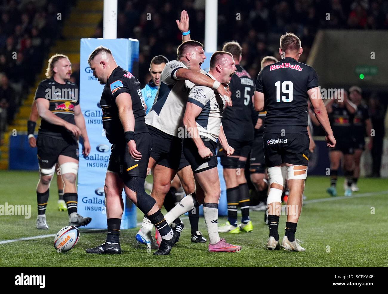 Saracens' Nick Tompkins (centre right) celebrates after scoring a try ...