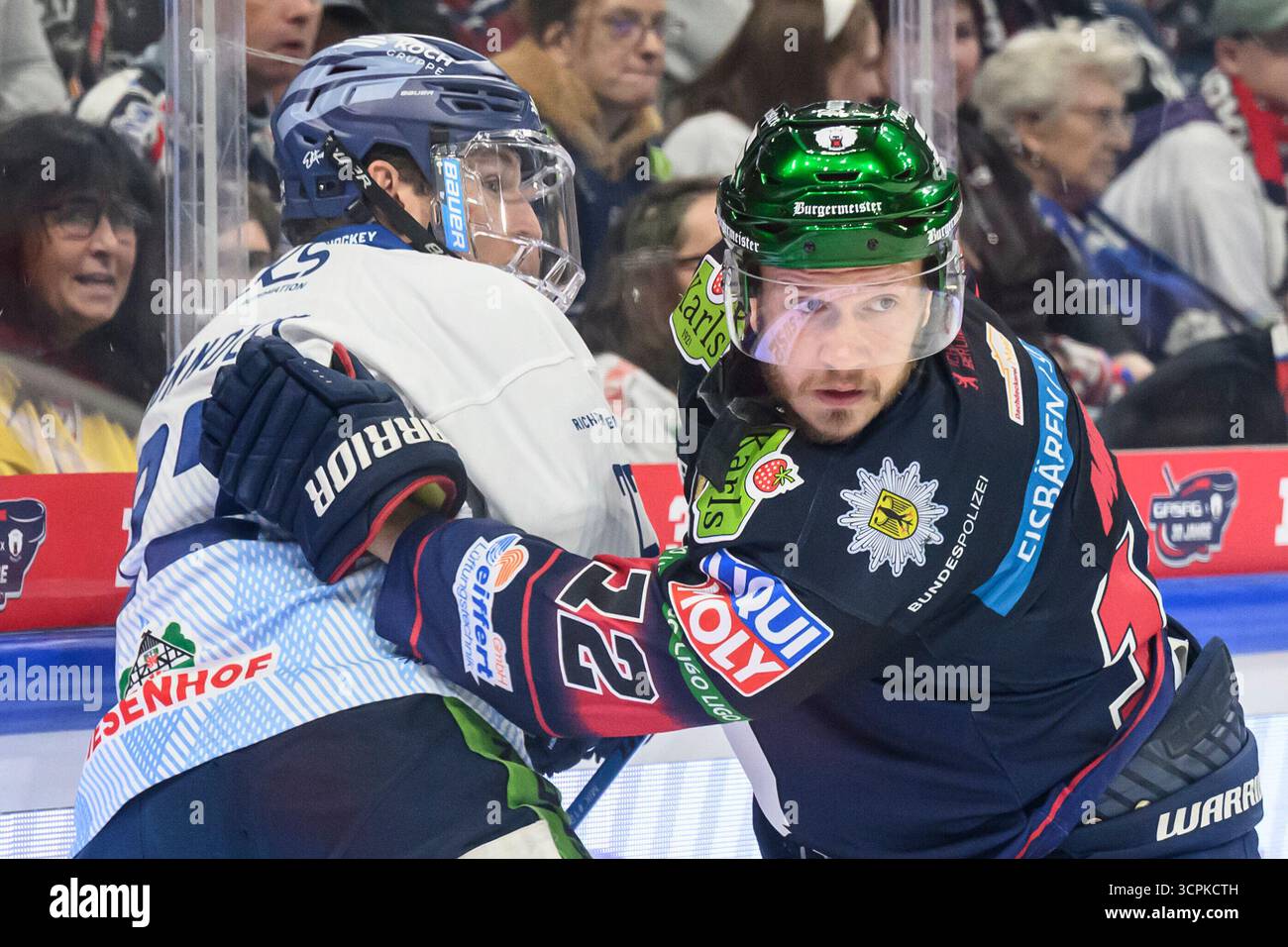 im Bild v.l. Mike Connolly (Straubing Tigers, 22), Eric Mik (EBB,12 ...