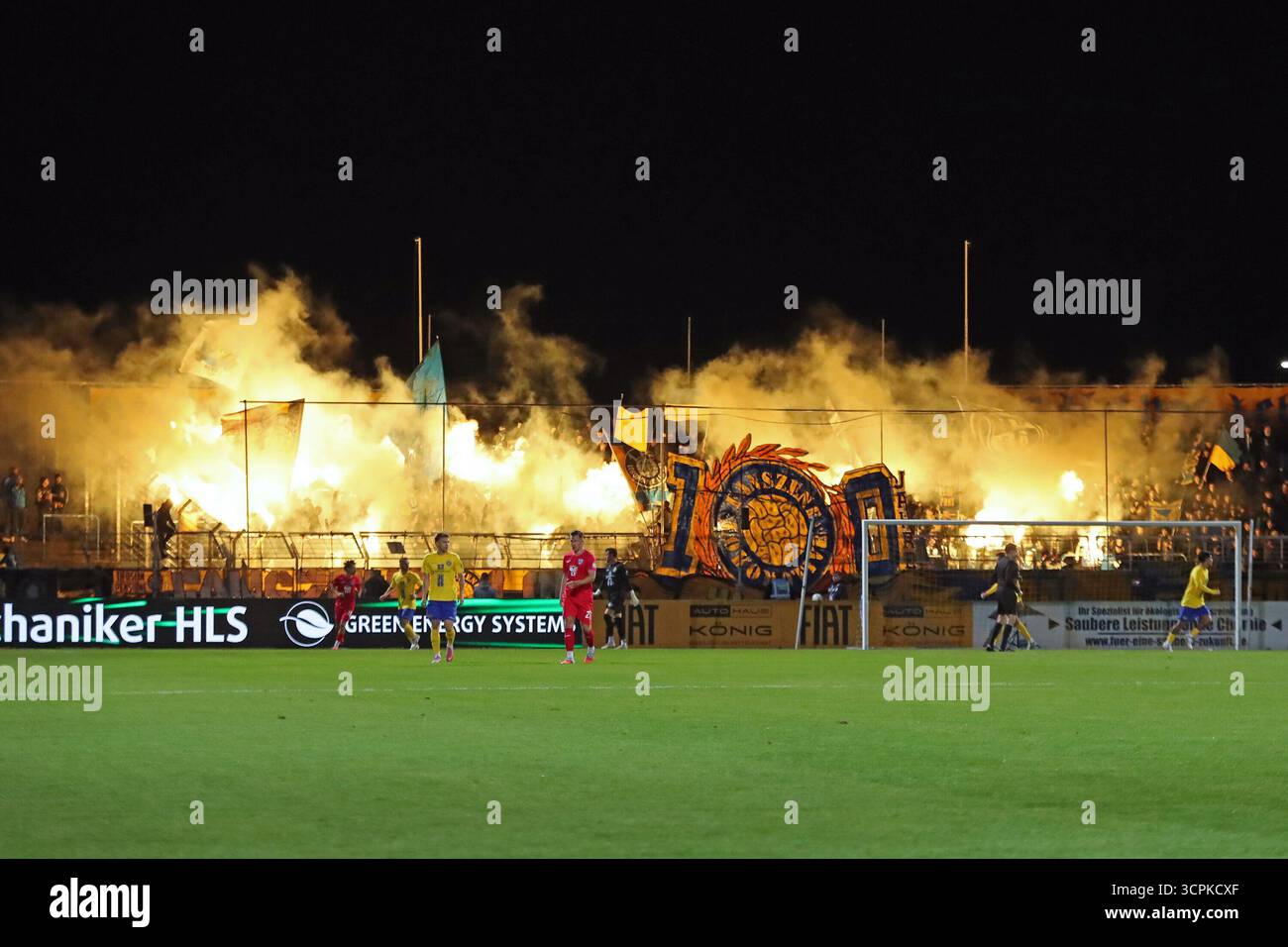 Pyro und Stimmung im Fanblock von Lok Leipzig, Ultras, Fans, Choreo. Fu ...