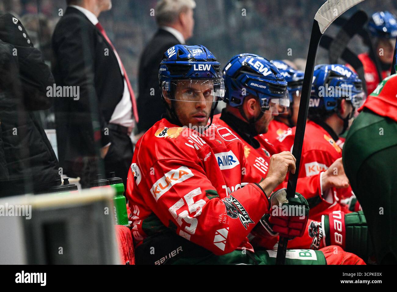 im Bild Ryan BUTTON (Augsburger Panther 55) auf der Bank der Panther ...