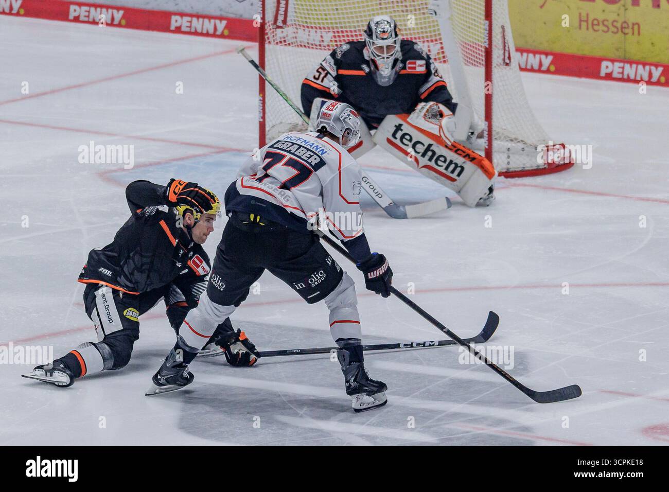Ryan McKiernan (L?wen Frankfurt #58) & Will Graber (N?rnberg Ice Tigers ...