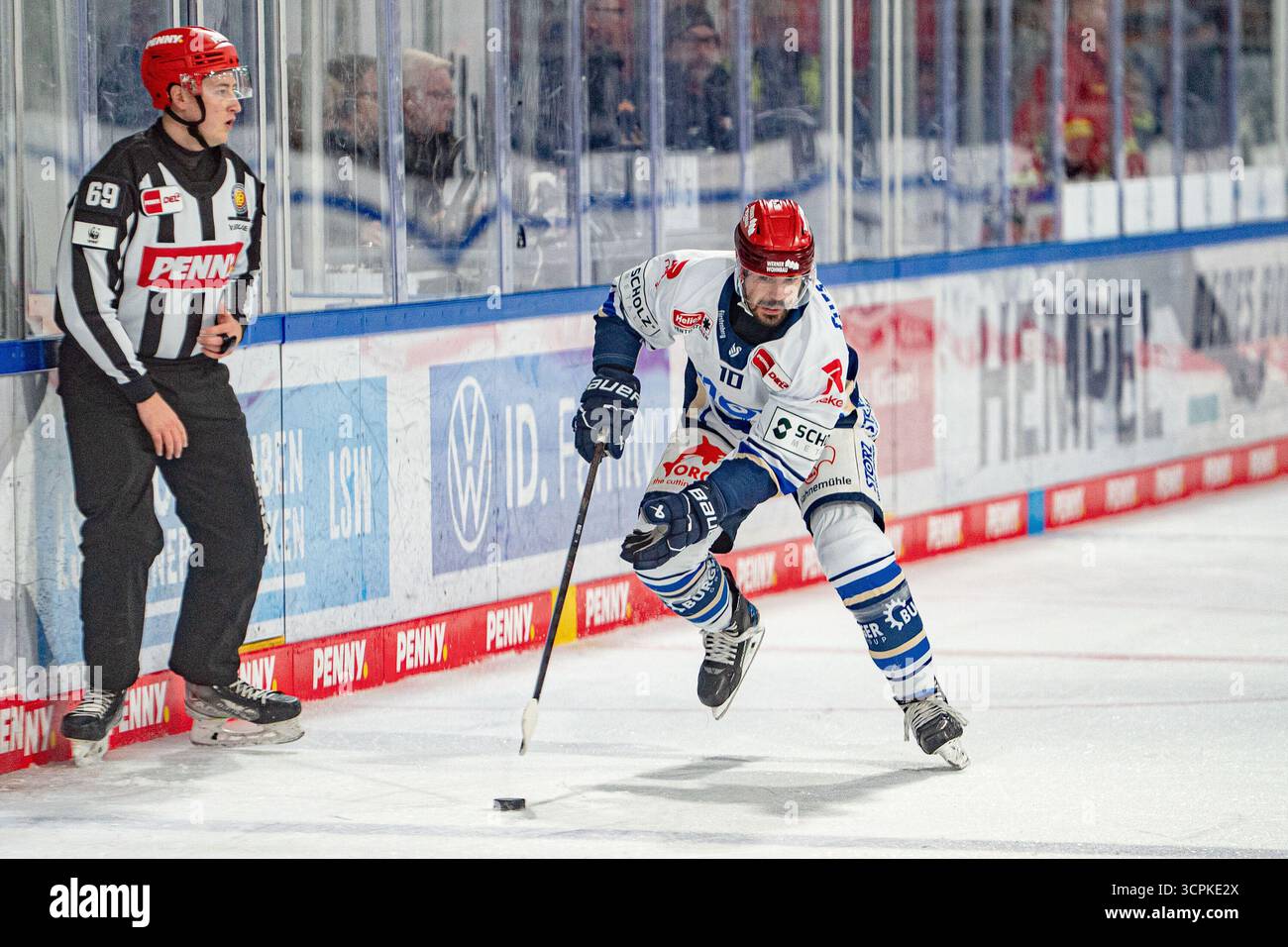 Mirko Hoefflin (Nr. 10 Schwenninger Wild Wings) GER, Grizzlys Wolfsburg ...