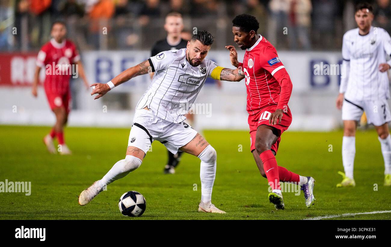 Sandhausen, Deutschland. 26th Sep, 2025. v.li.: Pascal Testroet (SVS ...