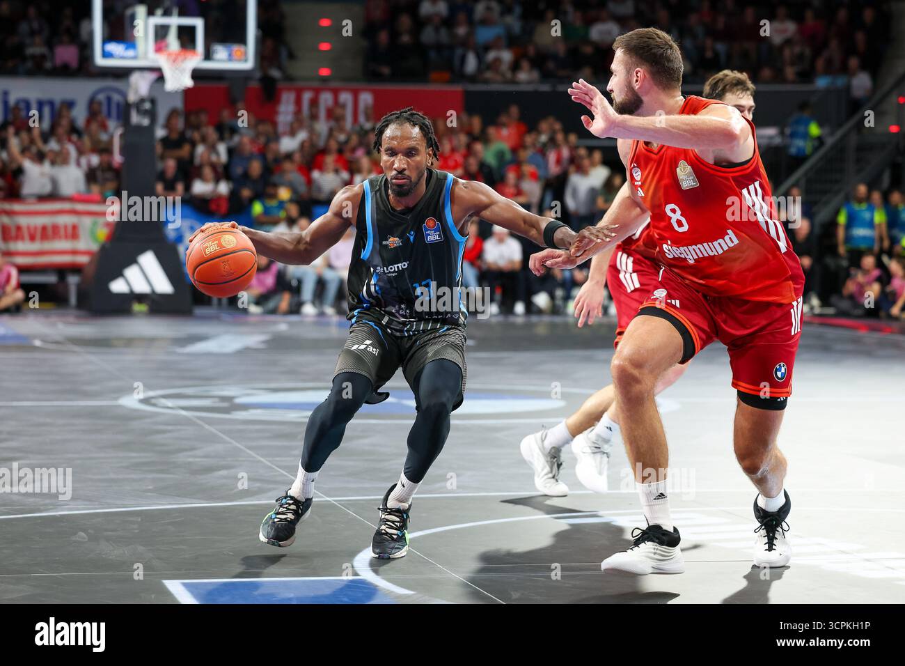 Keith Braxton Jr. (Science City Jena, #13) mit Ball mit JLeon Kratzer ...