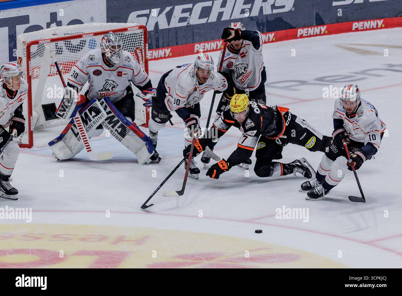 Ty Glover (L?wen Frankfurt #7) & .n10, & Constantin Braun (N?rnberg Ice ...