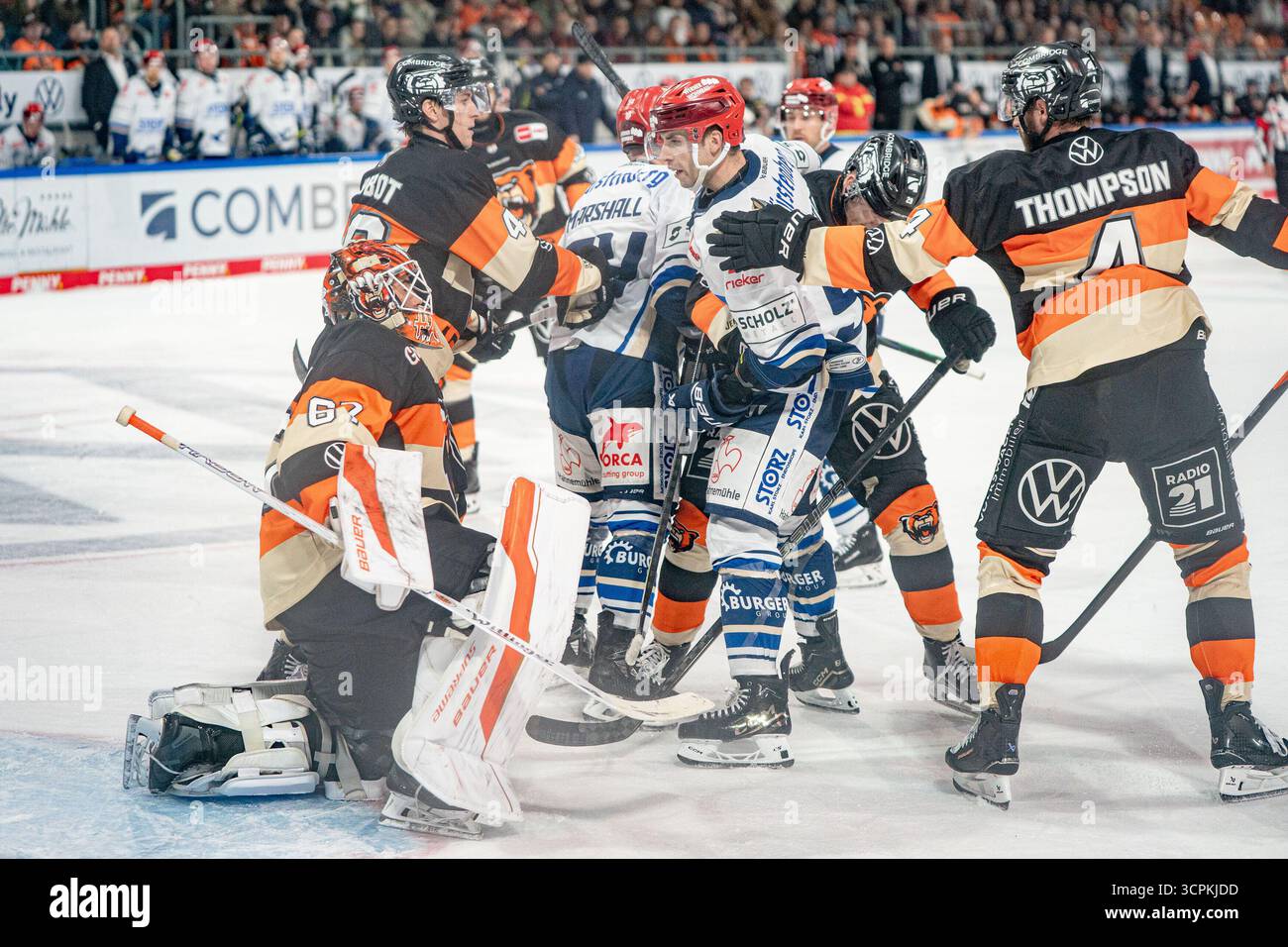 Phil Hungerecker (Nr. 94 Schwenninger Wild Wings) gegen Hannibal ...