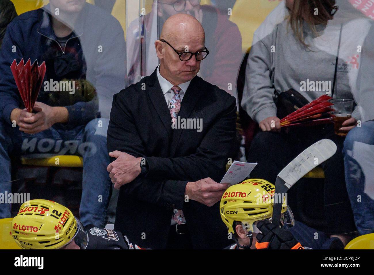 Tom Rowe (Trainer / Headcoach L?wen Frankfurt) schaut auf seine Notizen ...