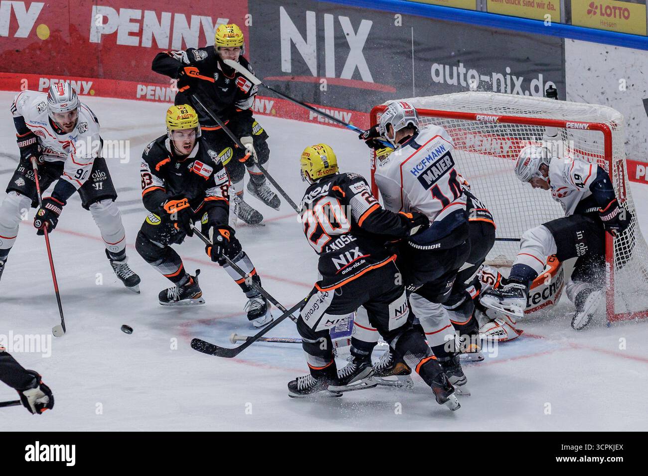 Thomas Heigl (N?rnberg Ice Tigers #49) im Tor & Kevin Bicker (L?wen ...