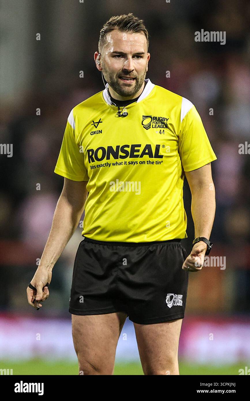 Referee Liam Moore during the Betfred Super League play-off Eliminator ...