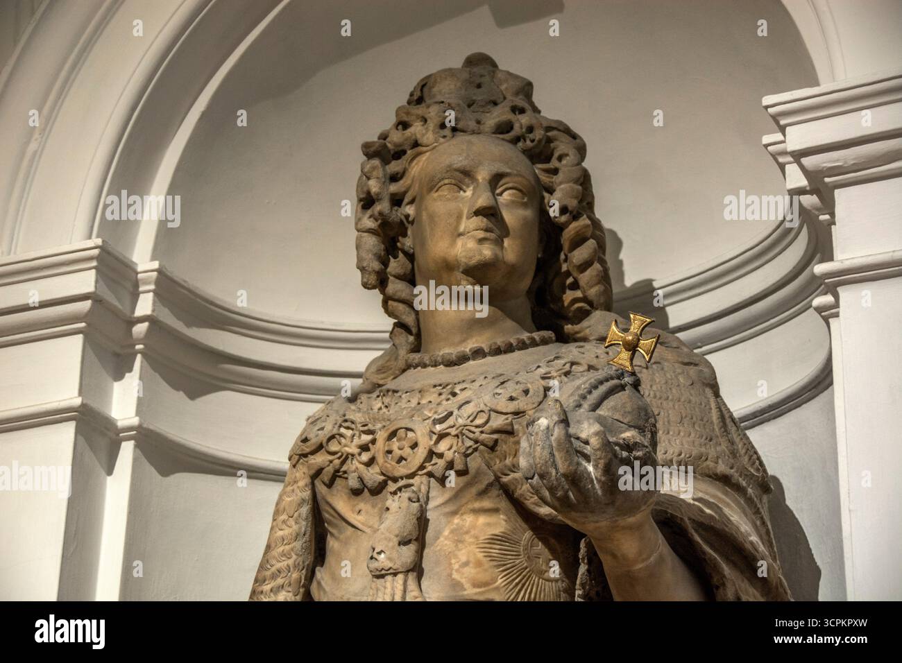 statue of Queen Anne (1665–1714) in Entrance hall of Leeds Art Gallery ...