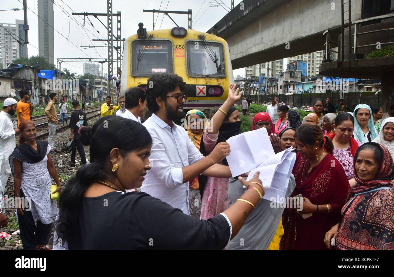 India. 26th Sep, 2025. MUMBAI, INDIA - SEPTEMBER 26: Residents of ...