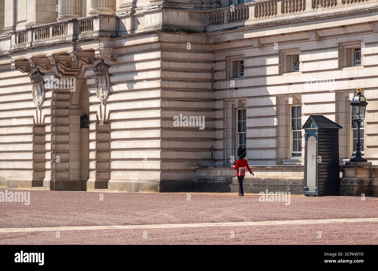LONDON, ENGLAND - Aug 28, 2025: A member of the Queen’s Guard stands at ...
