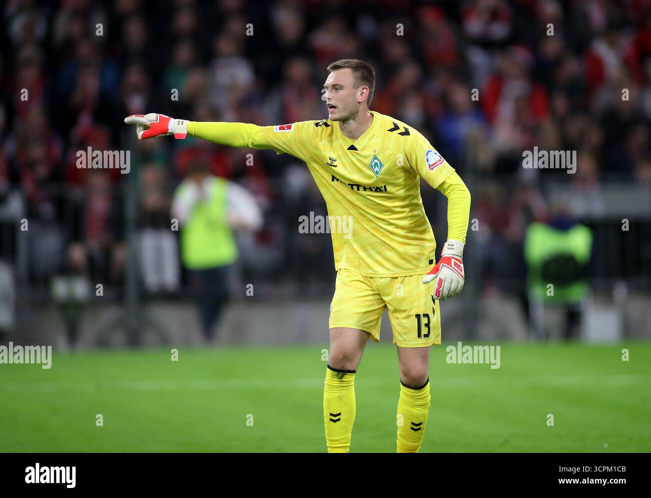 Karl hein sv werder bremen hebt den rechten arm hi-res stock ...