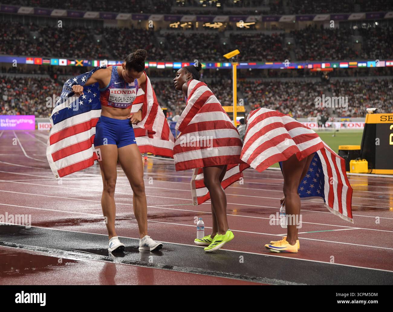 USA Women's Relay Team competing in the 4x400m women’s relay final at ...
