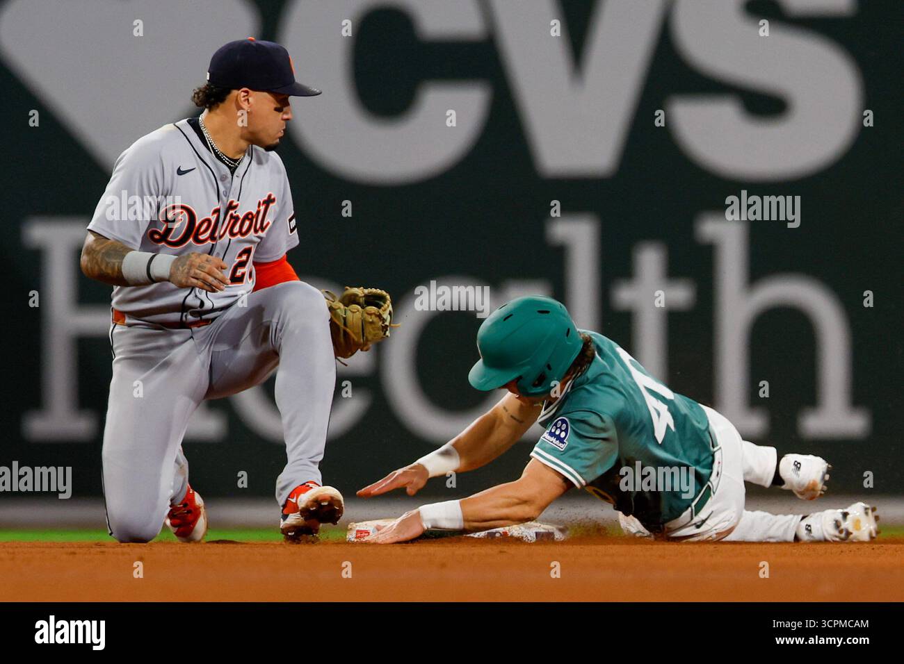 Detroit Tigers shortstop Javier Báez (28) fails to catch the ball while ...
