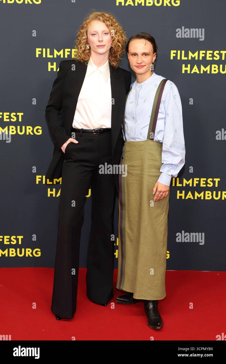 Dana Herfurth Und Luna Jordan Bei Der Premiere Des Kinofilms Smalltown