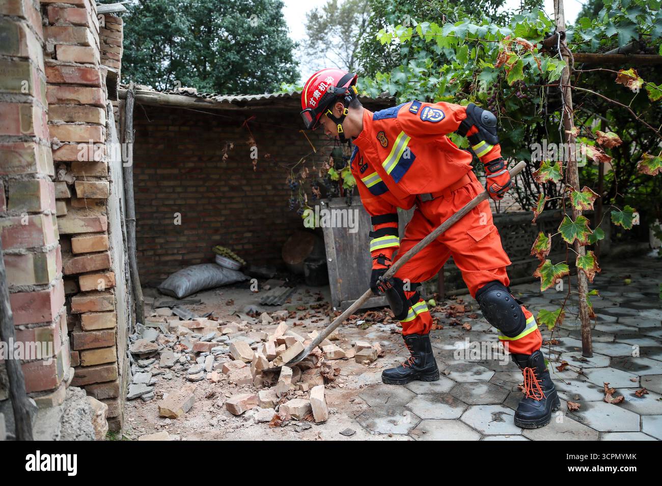 (250927) -- LONGXI, Sept. 27, 2025 (Xinhua) -- A rescuer removes fallen ...