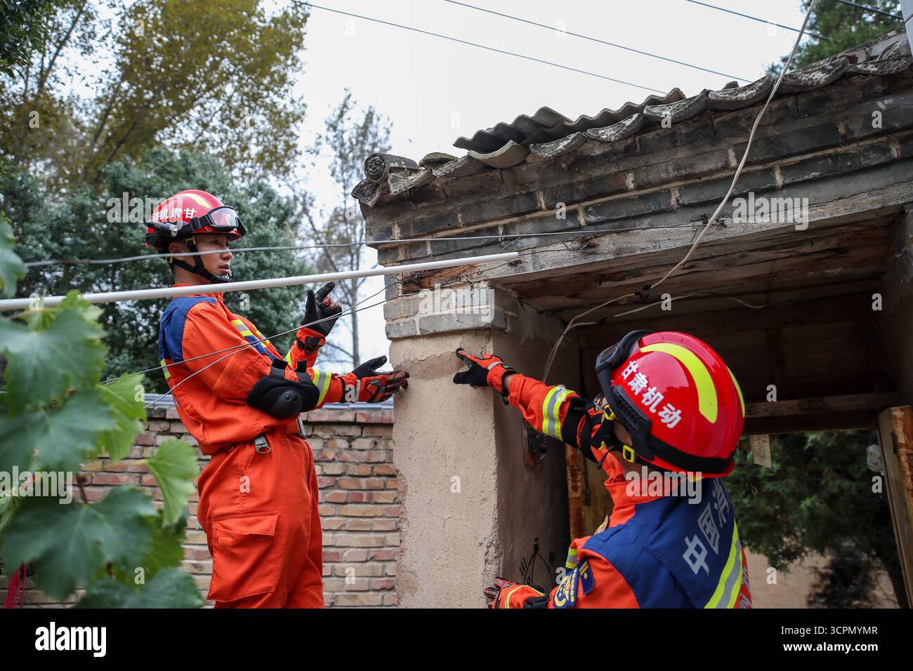 (250927) -- LONGXI, Sept. 27, 2025 (Xinhua) -- Rescuers learn about ...