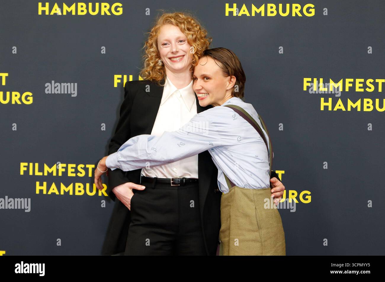 Dana Herfurth Und Luna Jordan Bei Der Premiere Des Kinofilms Smalltown