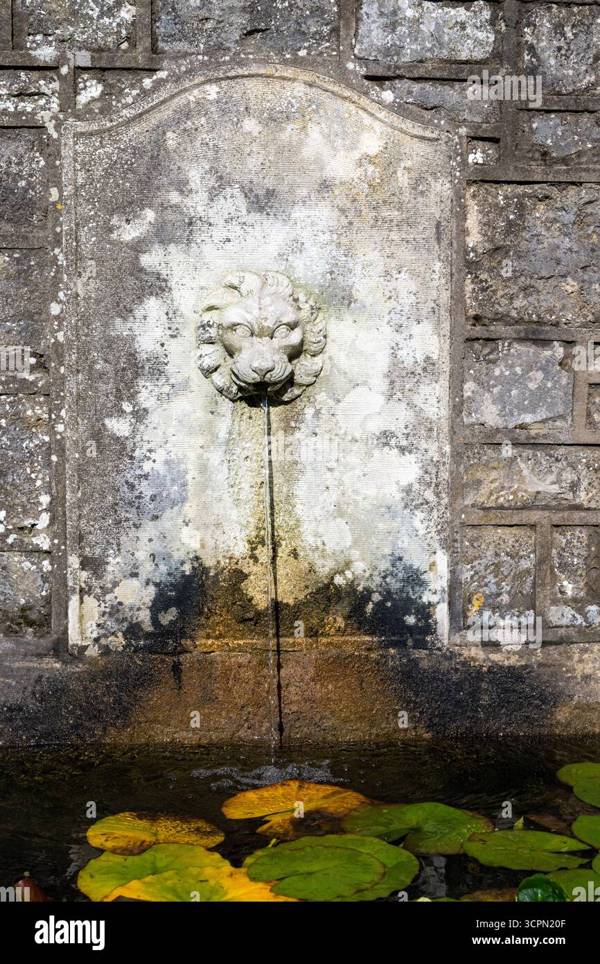 Historic fountain surrounded stone hi-res stock photography and images ...